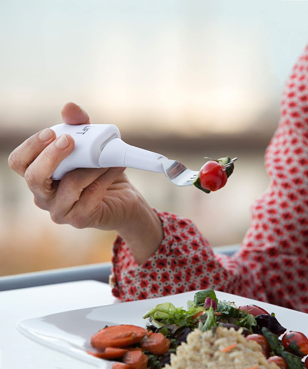 手の揺れを検知して安全に食べられるスマートスプーン「Liftware Level」 | おむすび | 病気と闘うこどもを支える家族のための情報サイト